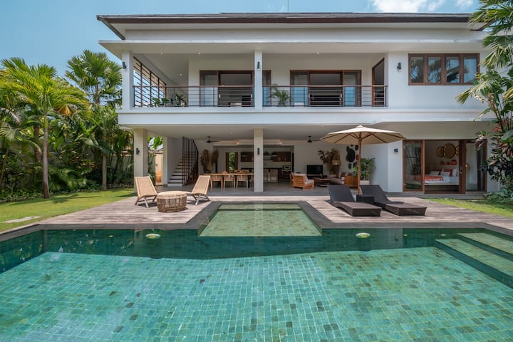 Spacious 4br Villa In Pererenan With Huge Pool! - Canggu