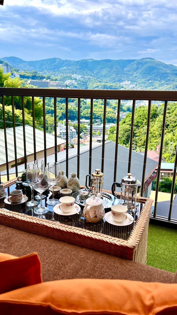 Spacious Hilltop Home Overlooking Central Atami - Atami