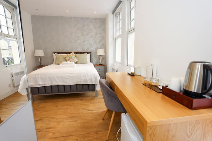 Modern En-suite Room 5  W/ Balcony - Kensington! - London