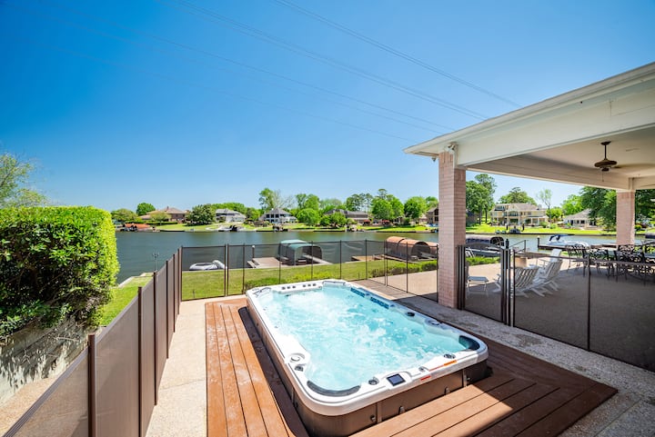 Lakefront Casa Tranquila - Boat Onsite & For Rent - Conroe, TX