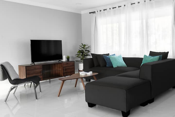 Modern Luxury Home, Heated Pool & Pool Table - Hollywood, FL