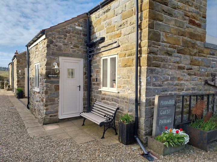 Forget-me-not Cottage With Sea & Countryside Views - Robin Hood's Bay and Beach