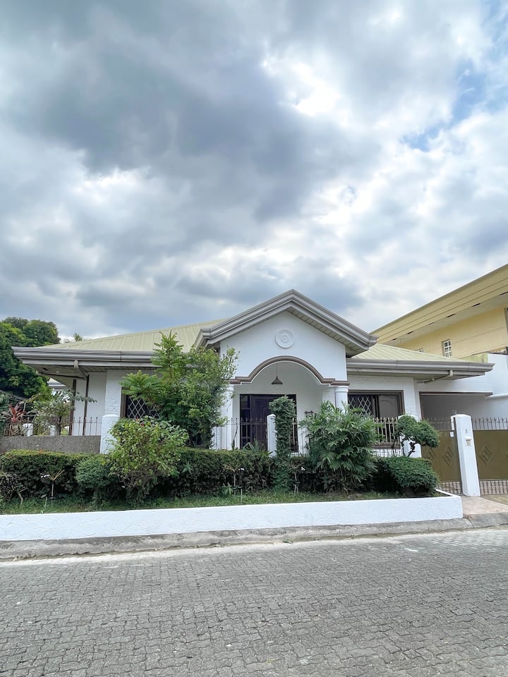 Homey & Spacious House Near Lrt + Pickleball Court - San Mateo