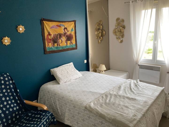 Chambre Bleue Calme, Au Bord De La Campagne-niort - Niort
