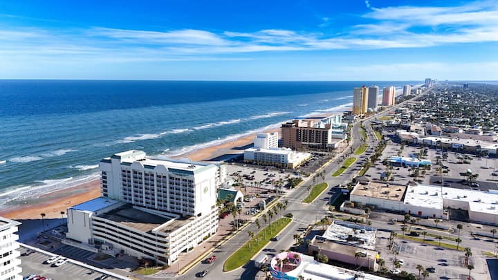 A Beautiful Studio That Is Direct Oceanfront - Daytona Beach, FL