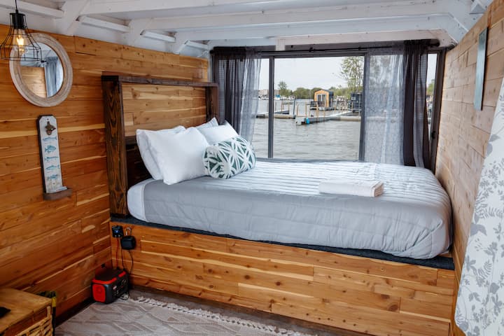 Quaint & Cozy Houseboat Sōlstay - Sandusky, OH