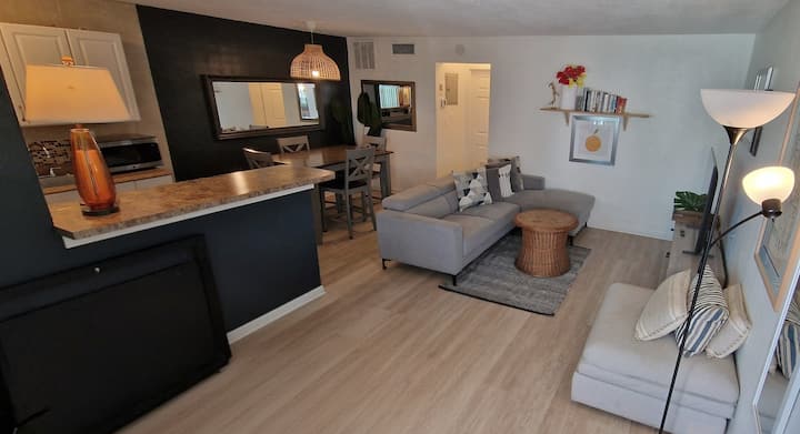 Apt Sobe Free Parking & Balcony 7 Min To Ocean Dr. - South Beach, FL