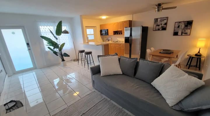Apt Sobe Free Parking & Balcony 6 Min To Ocean Dr. - Miami Beach, FL