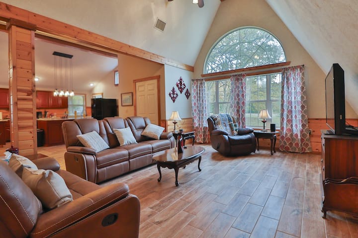 Country Chalet - Tunis, TX