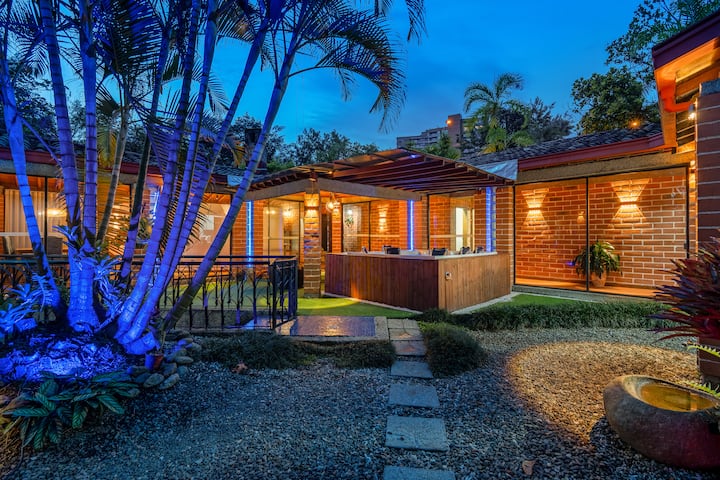 Villa En El Poblado Con Jacuzzi/ac/5br - Medellín