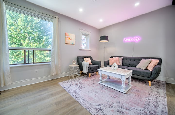 Centrally Located - 2 Bdrm & 2 Free Parking Spots - London