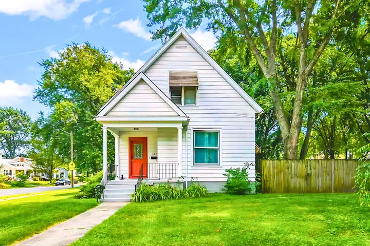 Historic Bungalow: For Groups & Families Sleeps 11 - Springfield, IL