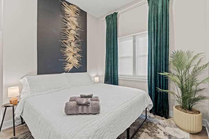 Private | King Bed | Free Parking | High Ceilings - Bridgeport, PA