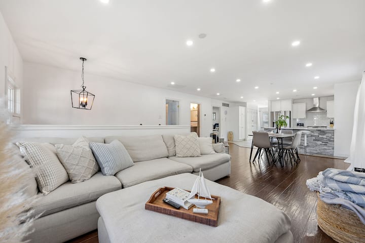 The Nautical Nook   |    Luxury Beach House - Hamilton