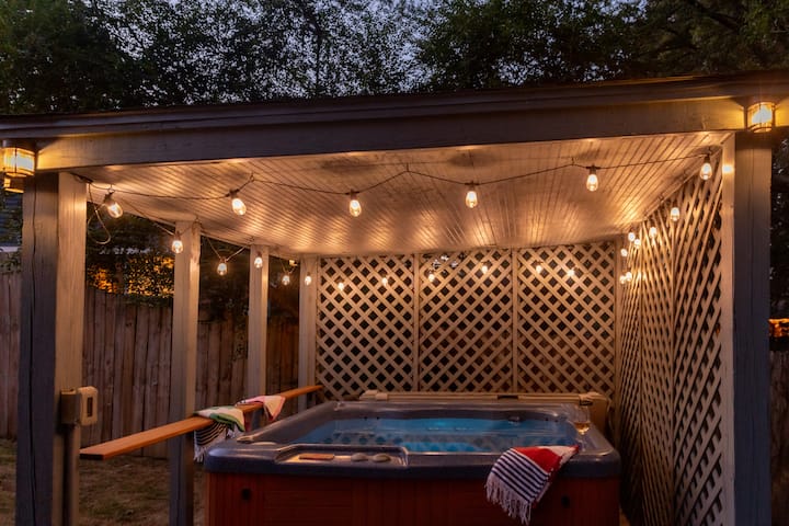Stylish Central Home W/ Hot Tub - Southaven, MS