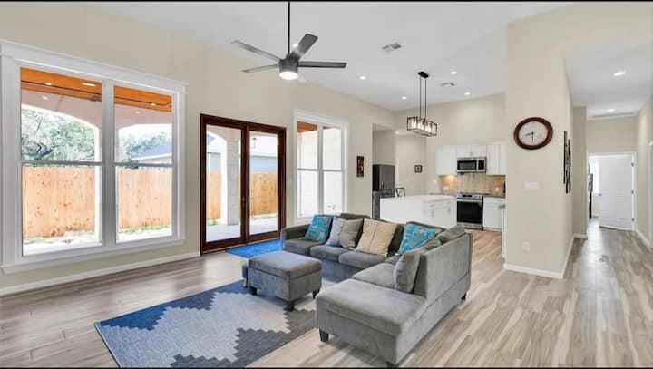 Cheerful Lakeside Retreat-just Minutes To The Lake - Canyon Lake, TX