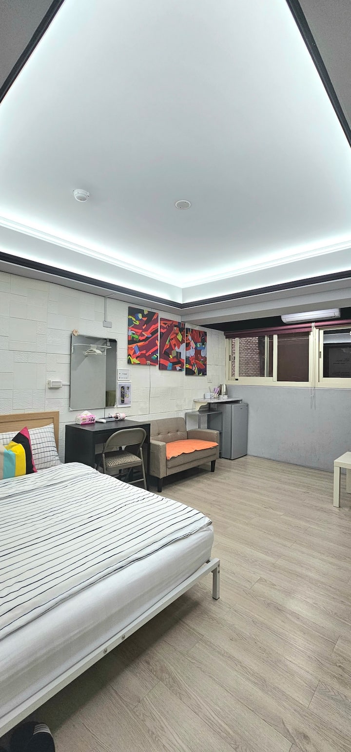 A.k  2人房
捷運西門站Exit6.5分鐘.
台北車站15分鐘.
電梯大樓.獨立套房. - Taipei