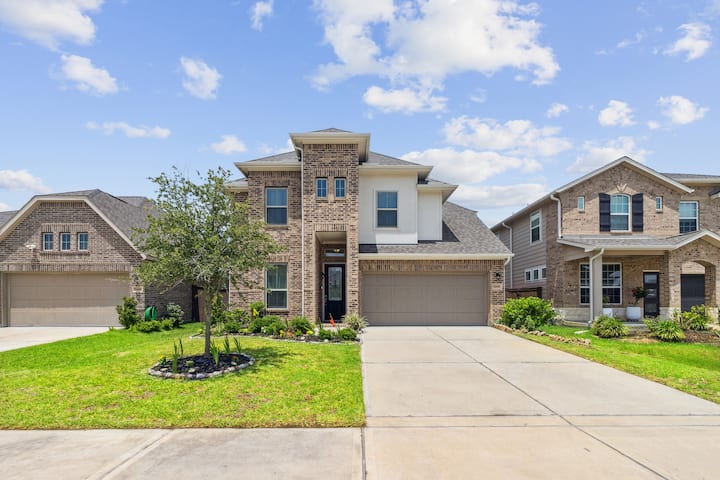 Luxury 4brs-3baths Home, W/ King Bed & Private Gym - Katy, TX