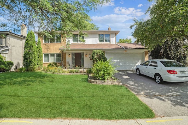 Urban Oasis: Spacious Retreat - Toronto