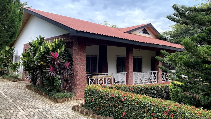 Alice's Wonderland: Ferienhaus Mit  Gartenanlage - Ghana