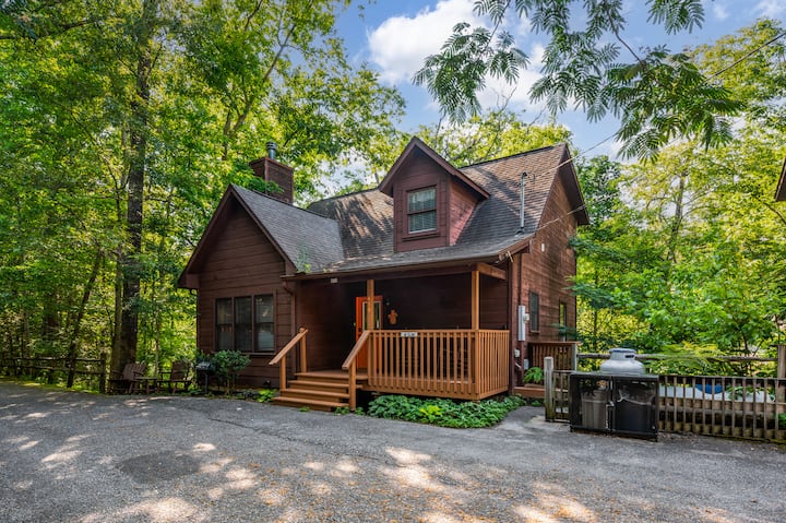 Cozy Pet Friendly Cabin, With No Extra Pet Fees! - Gatlinburg, TN