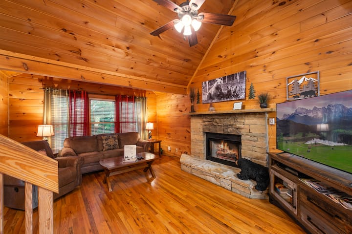 Cozy Pet Friendly Cabin, With No Extra Pet Fees! - Gatlinburg, TN