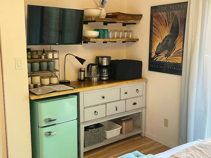 Cozy Galiano Retreat - Hot Tub & Fire Table - Galiano Island