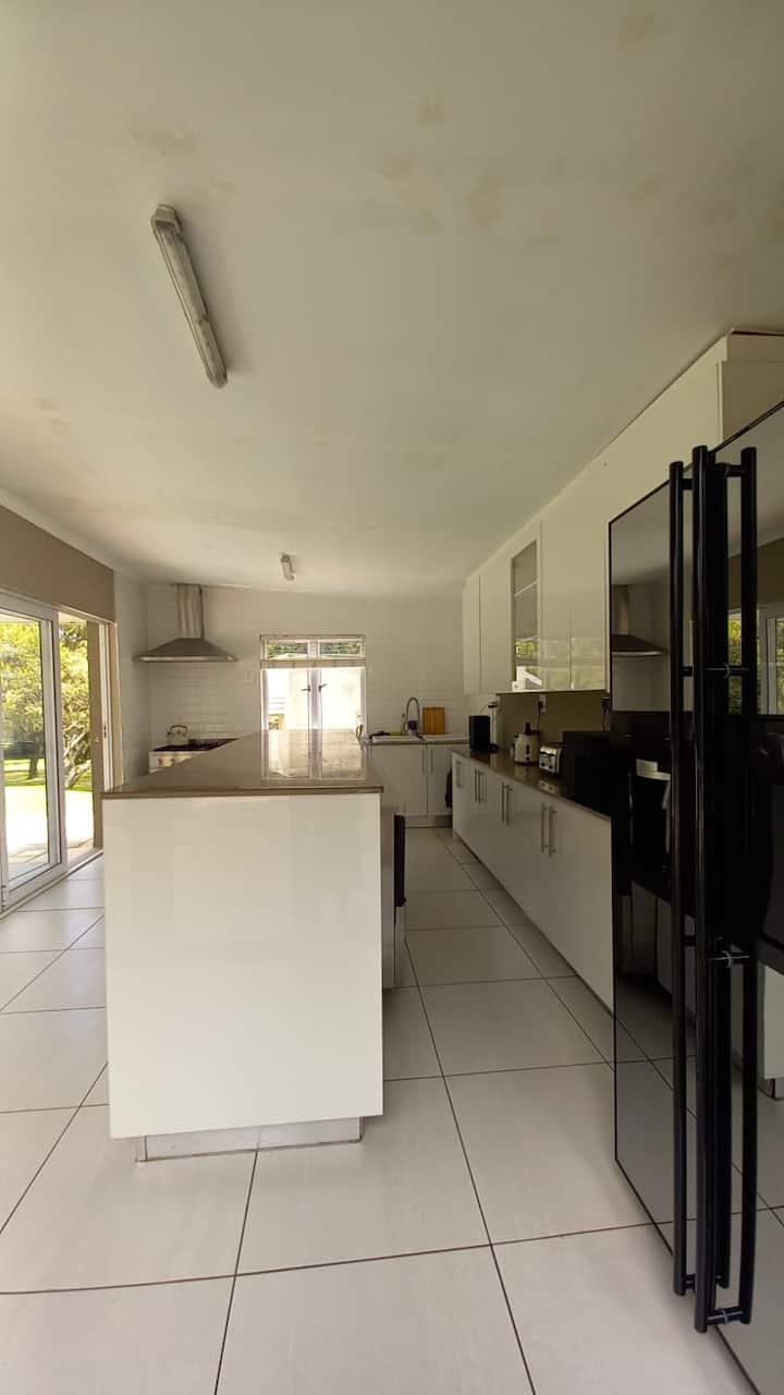 Modern Queen Size Bedroom With Kitchenette - Tembisa