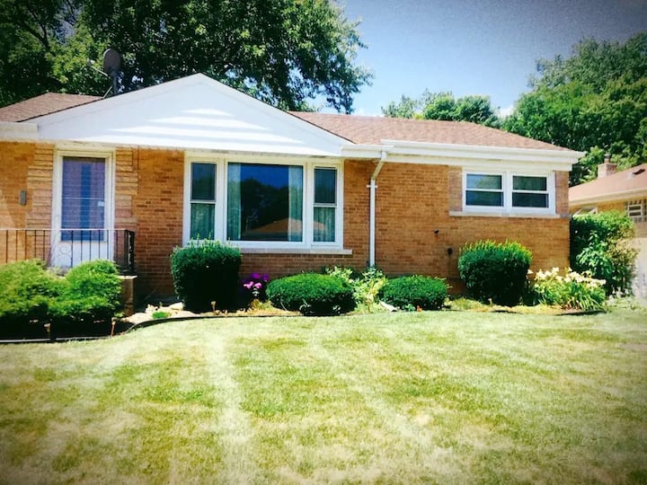 Charming Bungalow With Patio & Garden!