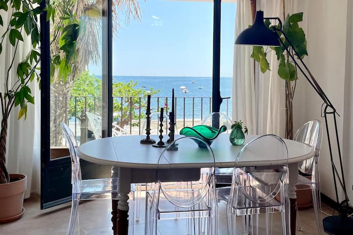 Charming Spacious Beachfront Apartment - Costa Brava