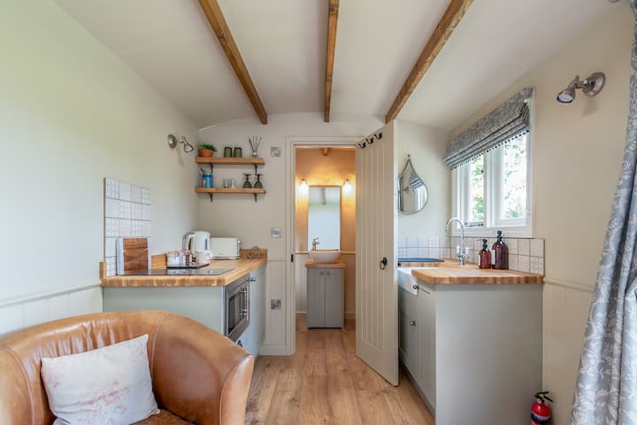 Romantic Shepherds Hut Nr Bradford-on-avon & Bath - Wiltshire