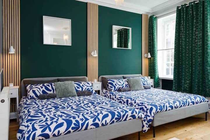 Fri-1-e Cool Soho Studio Apartment Sleeps 6. - London