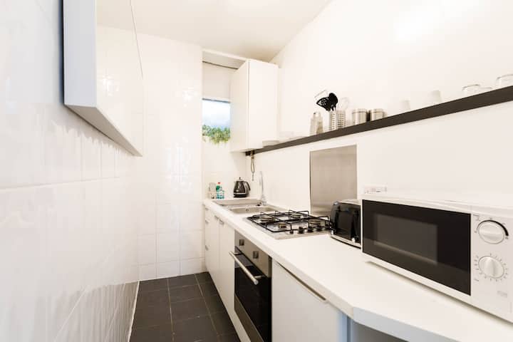 Fri-1-e Cool Soho Studio Apartment Sleeps 6. A/c - London