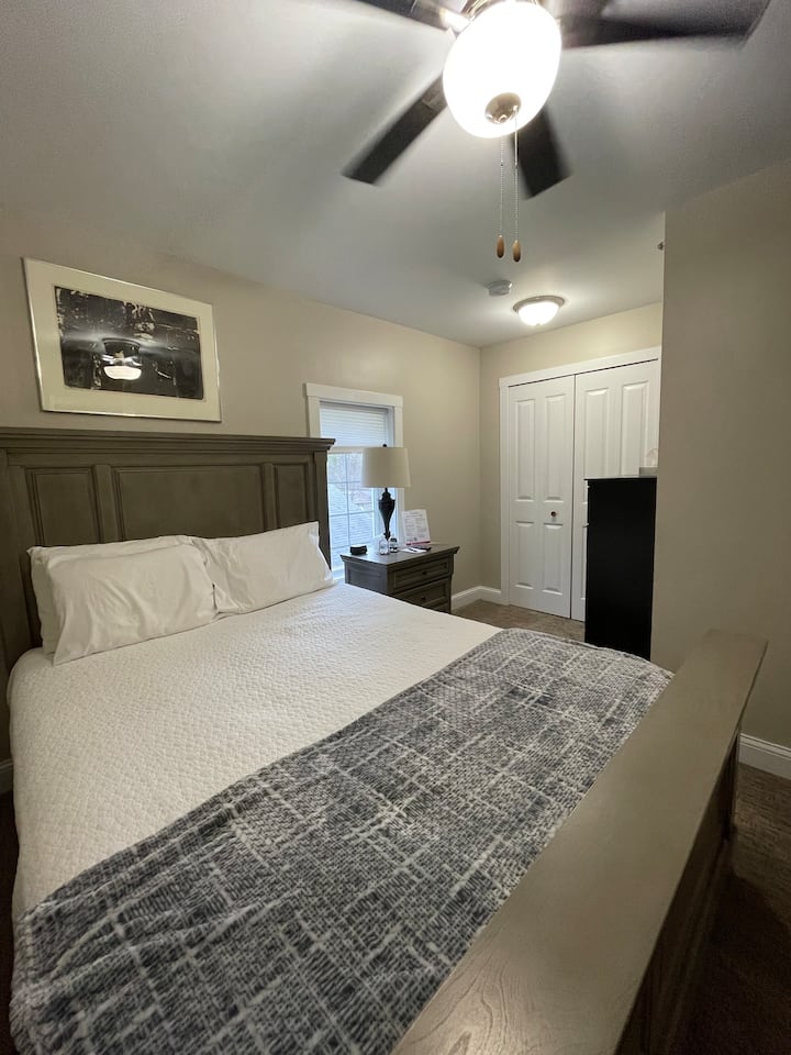 Private Queen Room With Desk - Whitney Room - Ithaca, MI