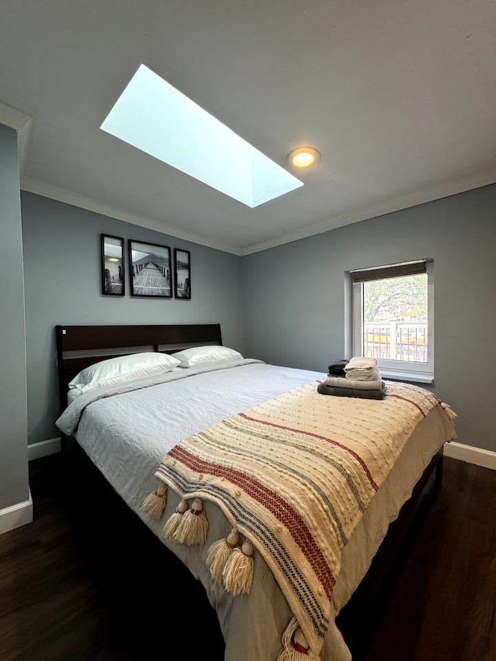 Studio W/ Large Terrace & Kitchenette, Lincoln Prk - Chicago, IL