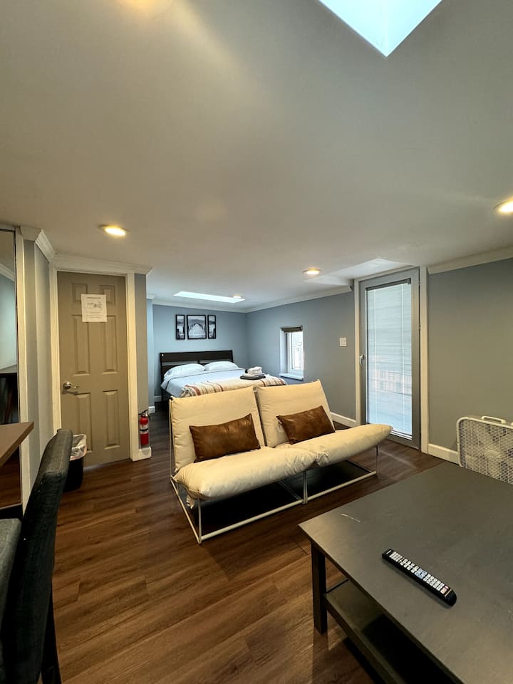 Studio W/ Large Terrace & Kitchenette, Lincoln Prk - Chicago, IL