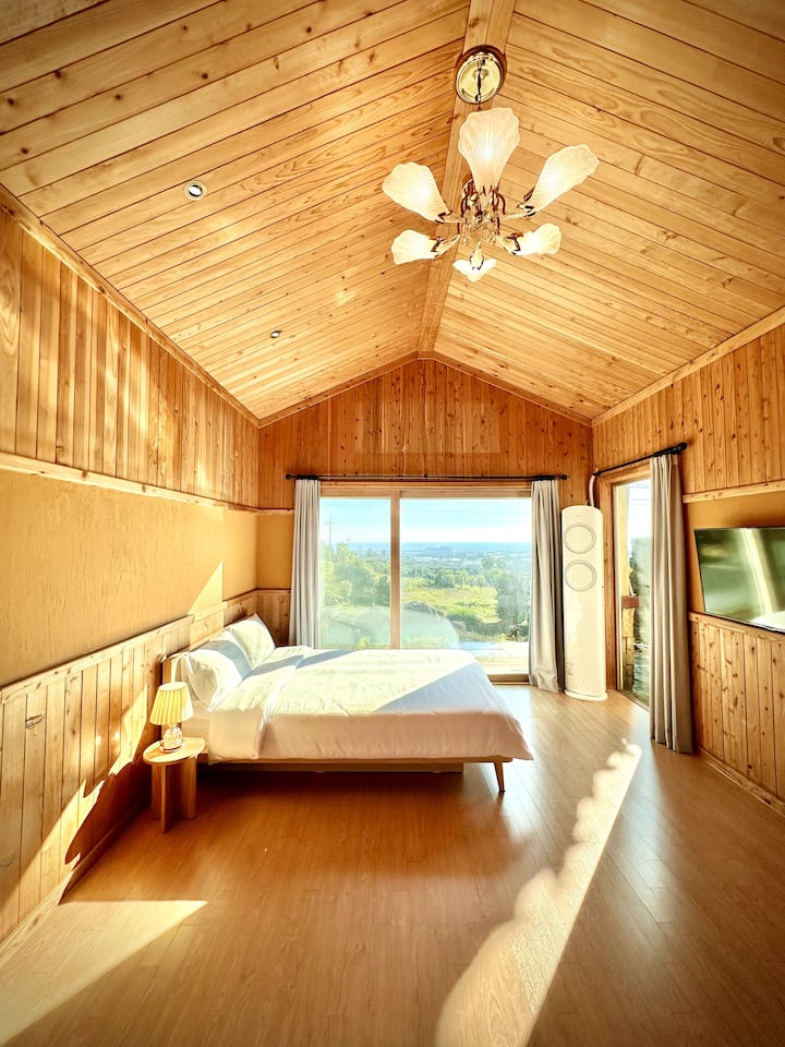 : : Wood-inspired Hideaway : : Spacious Studio : : - Jeju-do