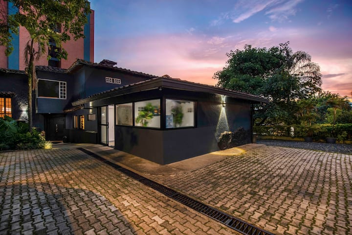 Luxury & Elegance Villa | 8 Min Poblado & Provenza - Colombia