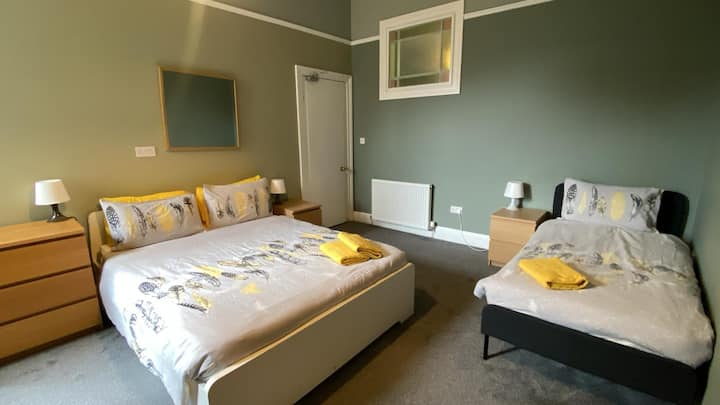 4 Bedroom, 8 Bed, 3 Bathroom: Sleeps 10 - Edinburgh