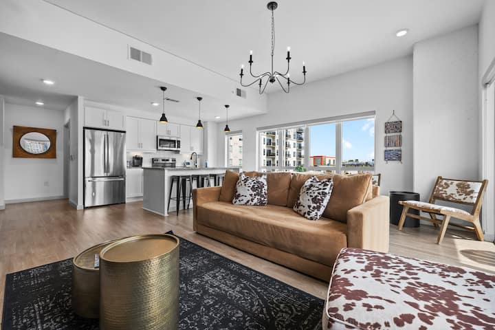 Nash 2br 2ba | Private Balcony | Pool | Gym! - Nashville, TN