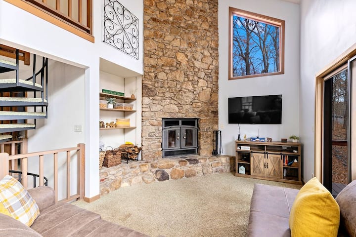 The Hideaway At The Waterfall - Wintergreen Resort, VA