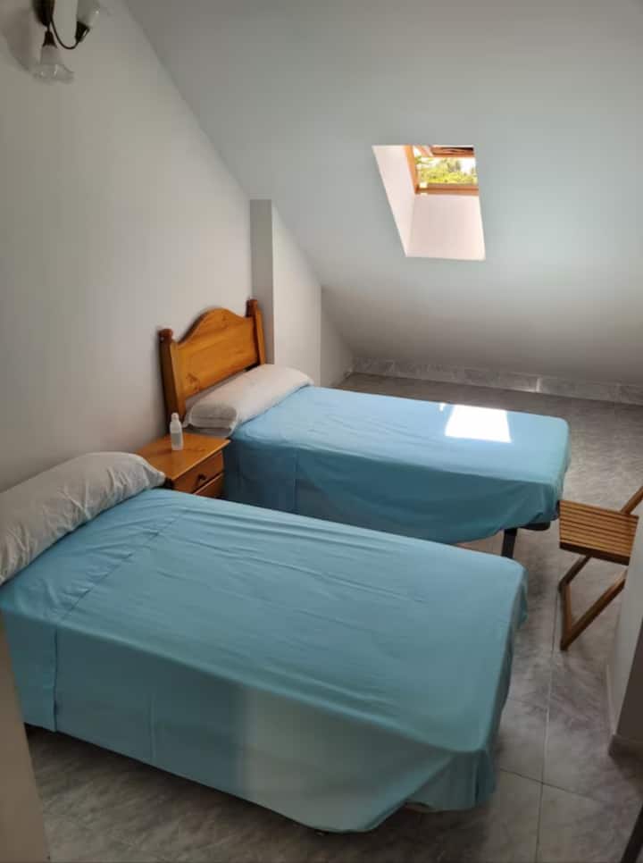 Buhardilla: Habitación Independiente Con Baño - Puebla de Sanabria