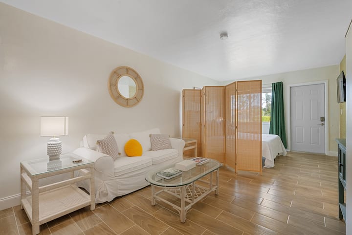 Beach Days & Wagging Tails—book Your Studio Stay! - Lake Worth, FL