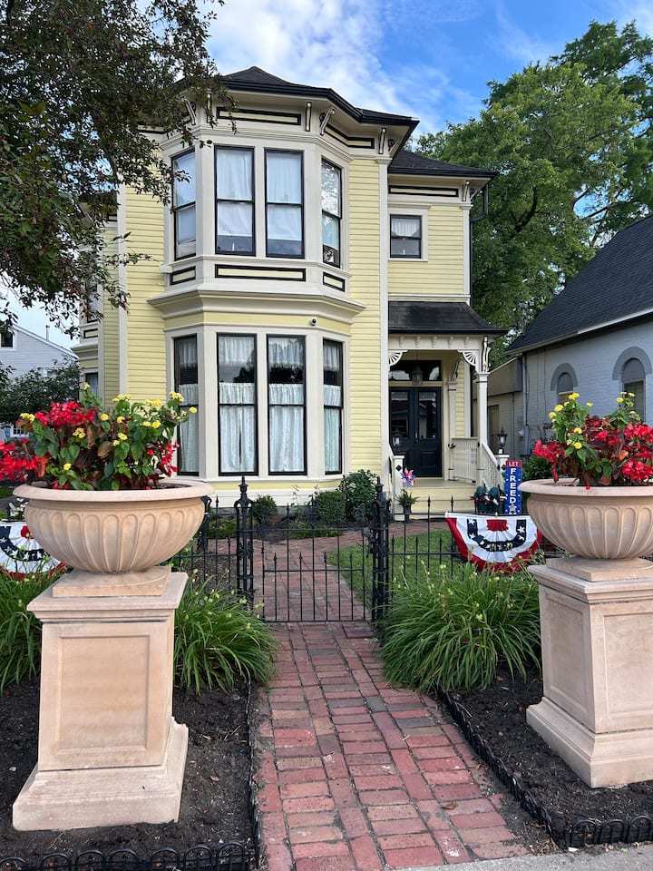 Historic Hull House Inn - Sleeps 6 With Hot Tub - Carbondale, IL