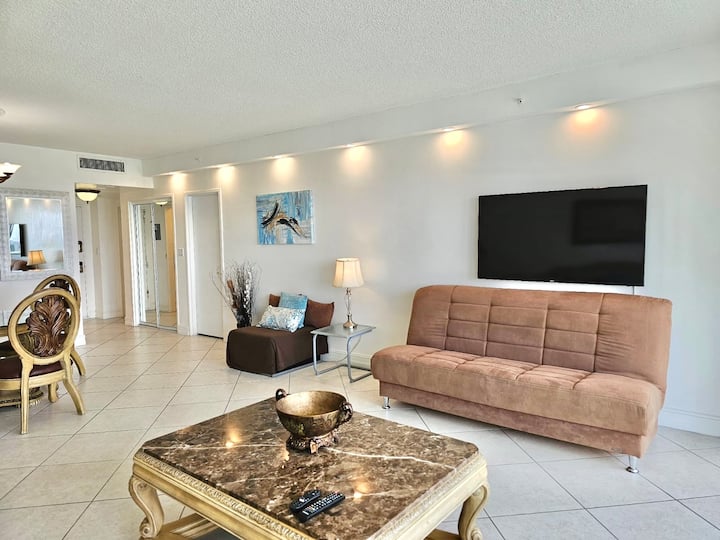Beachfront Pavilion Condo With Parking Pool Gym - Miami Beach, FL