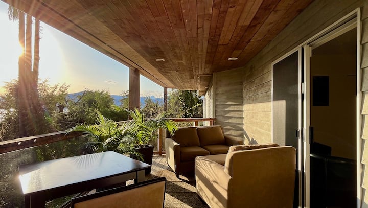 Cozy Retreat With Private Patio In Lions Bay - Horseshoe Bay