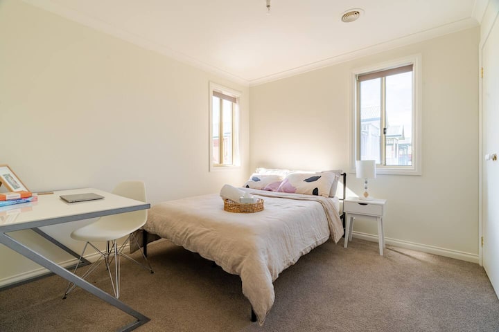 Homey Contemporary Thoughtful Room Ballarat East - Ballarat
