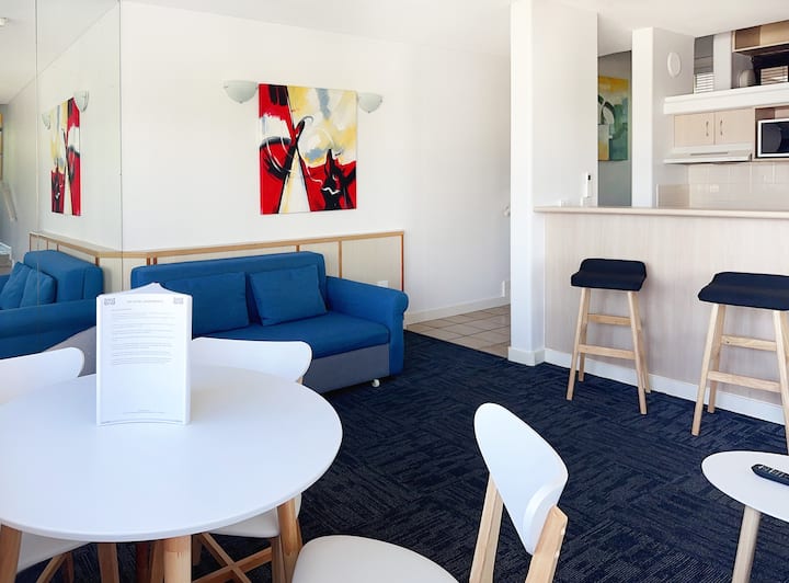 可住4人酒店 步行可达海滩 两卧室一厅一卫整租式公寓 带小厨房 位于黄金海岸冲浪者天堂 - Surfers Paradise