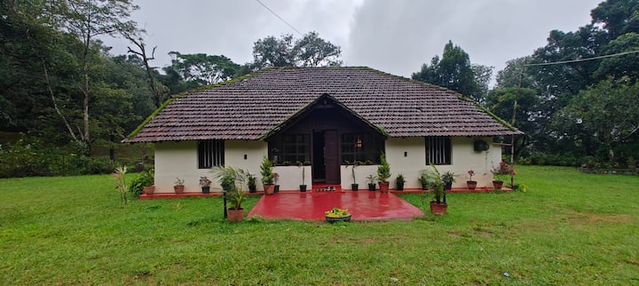 A Beautiful Cottage With Rajah's Seat Views - Kodagu