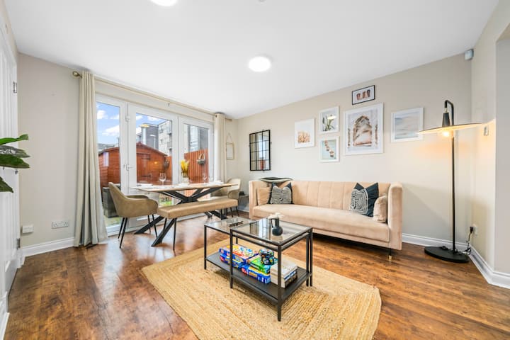Modern 5 Bedroom Townhouse With Free Parking - Glasgow